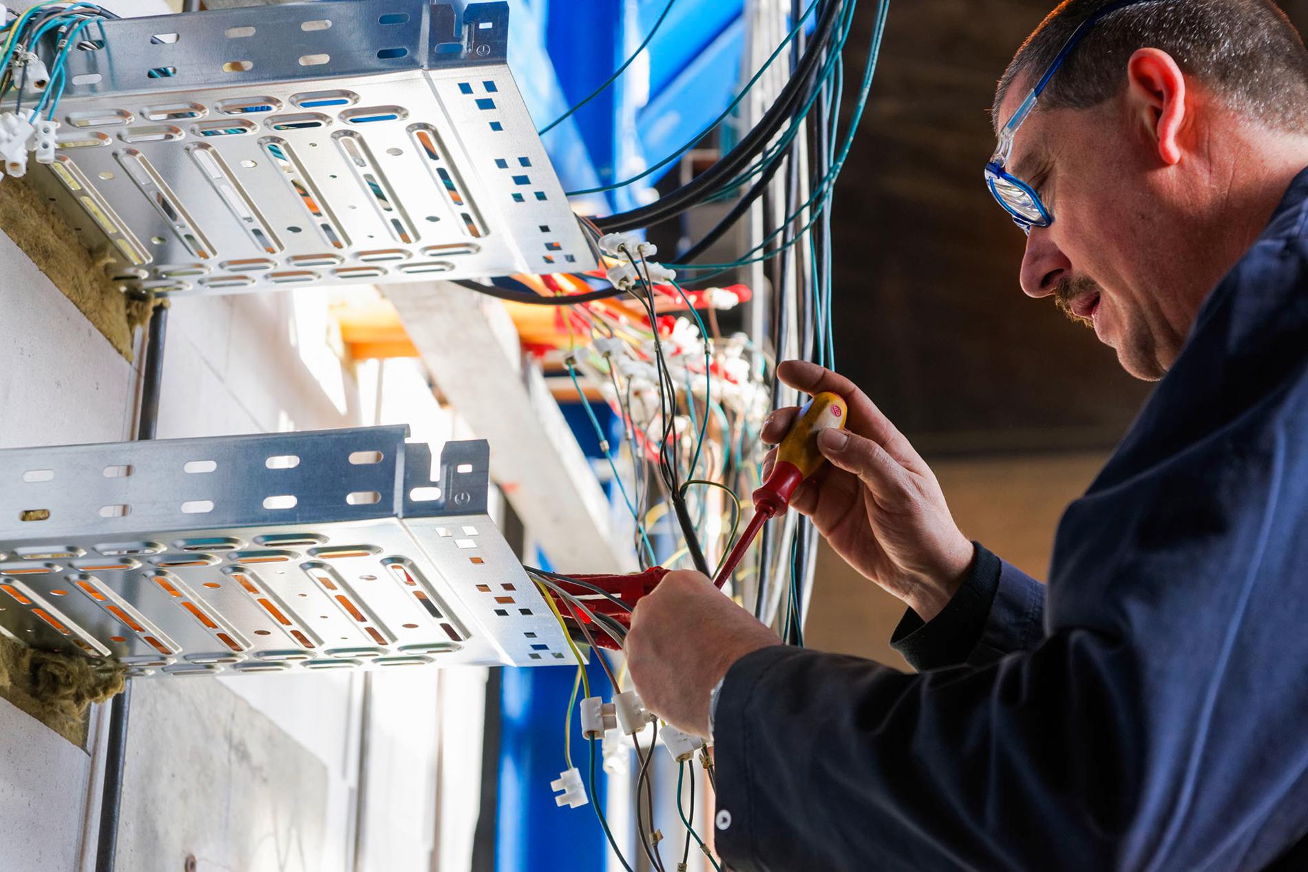 PYROPLUG® MagicBox: Intelligente Brandschutzbox für Elektroinstallationen | OBO