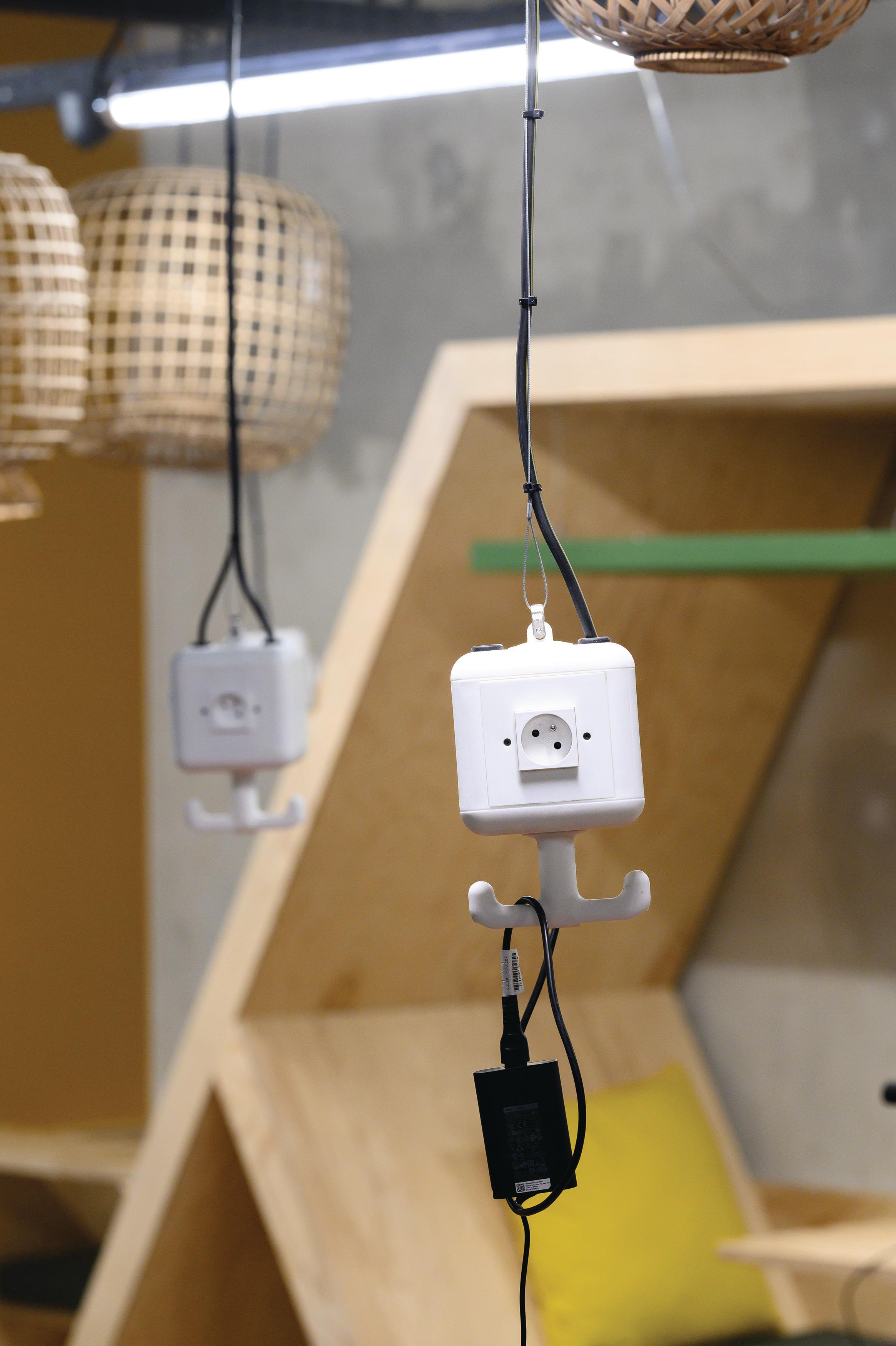 HoverCube – the compact power distributor for ceiling and room